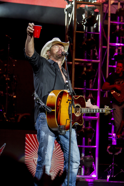 The real story behind the song, "Beer For My Horses" - OnStageCountry.com