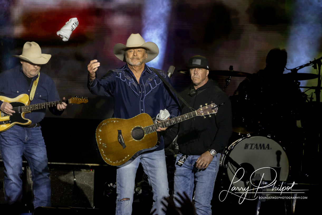 Alan Jackson’s Final Georgetown Bow: A Honky-Tonk Rebellion at Two Step ...
